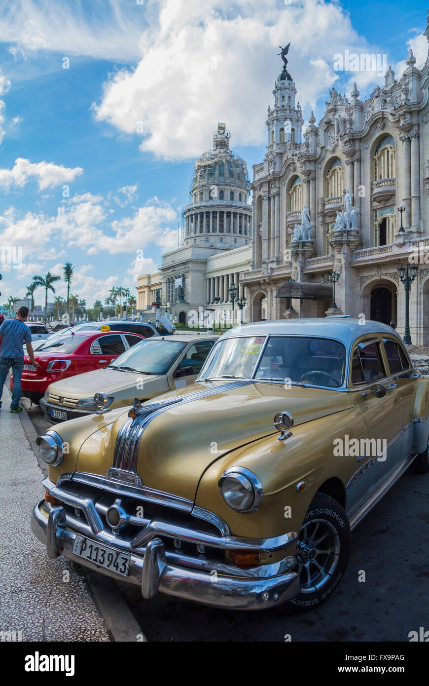 Cuba havana car colourful building hi-res stock photography and images ...