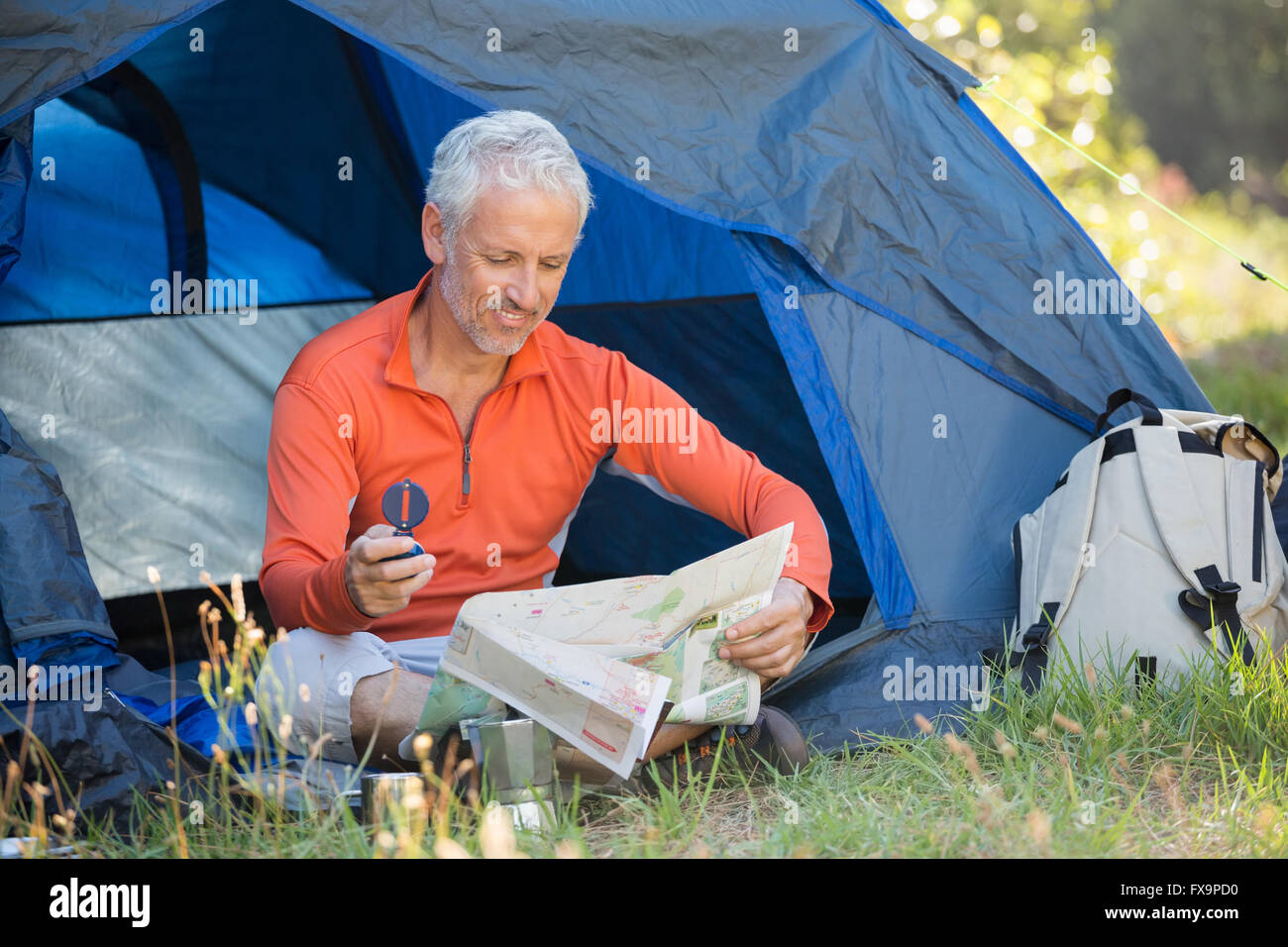Man looking at map hi-res stock photography and images - Alamy