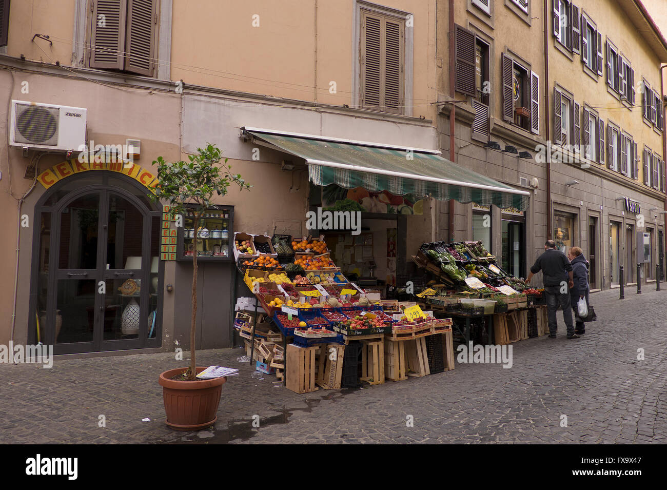 Fruit and veg shop italy hi-res stock photography and images - Alamy