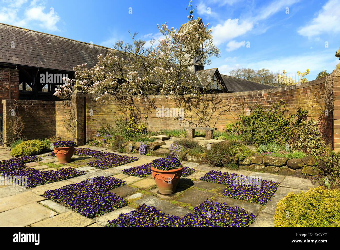 English courtyard garden hi-res stock photography and images - Alamy