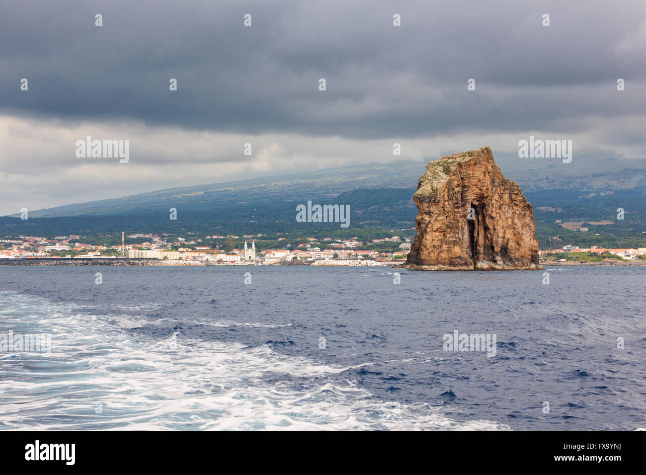 Monolithic rock hi-res stock photography and images - Alamy