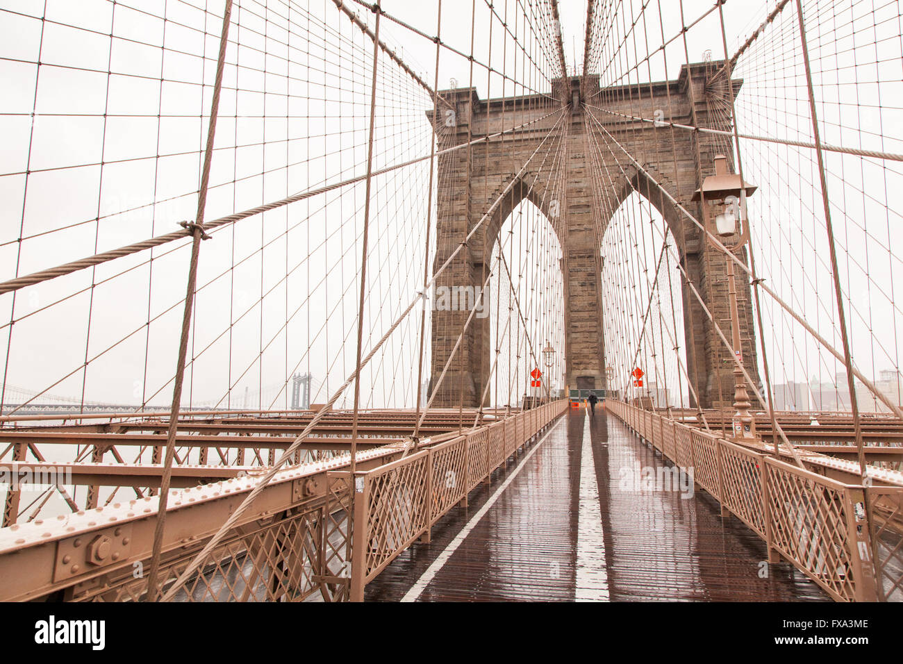 The Brooklyn Bridge over the East River between Brooklyn and Manhattan ...