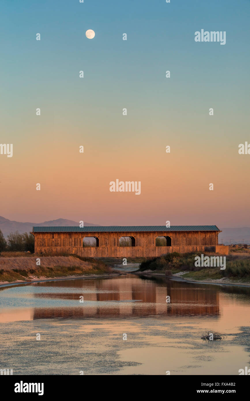 Moon over bridge hi-res stock photography and images - Alamy