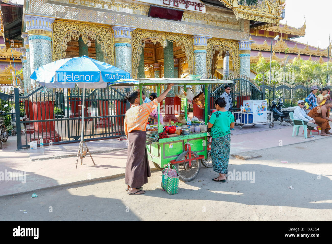 Setting up stall hi-res stock photography and images - Alamy