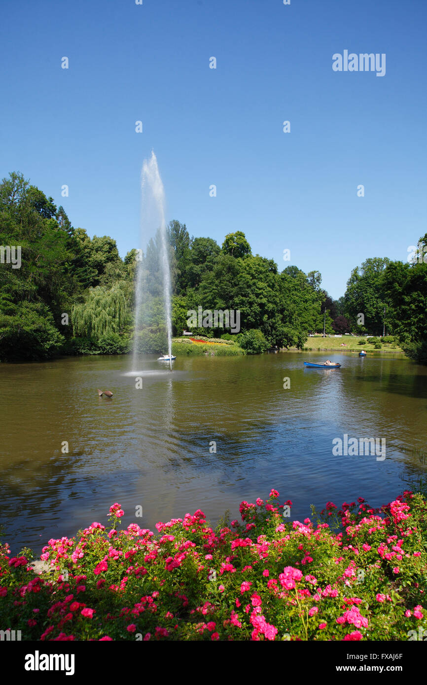 Fountains pond hi-res stock photography and images - Alamy