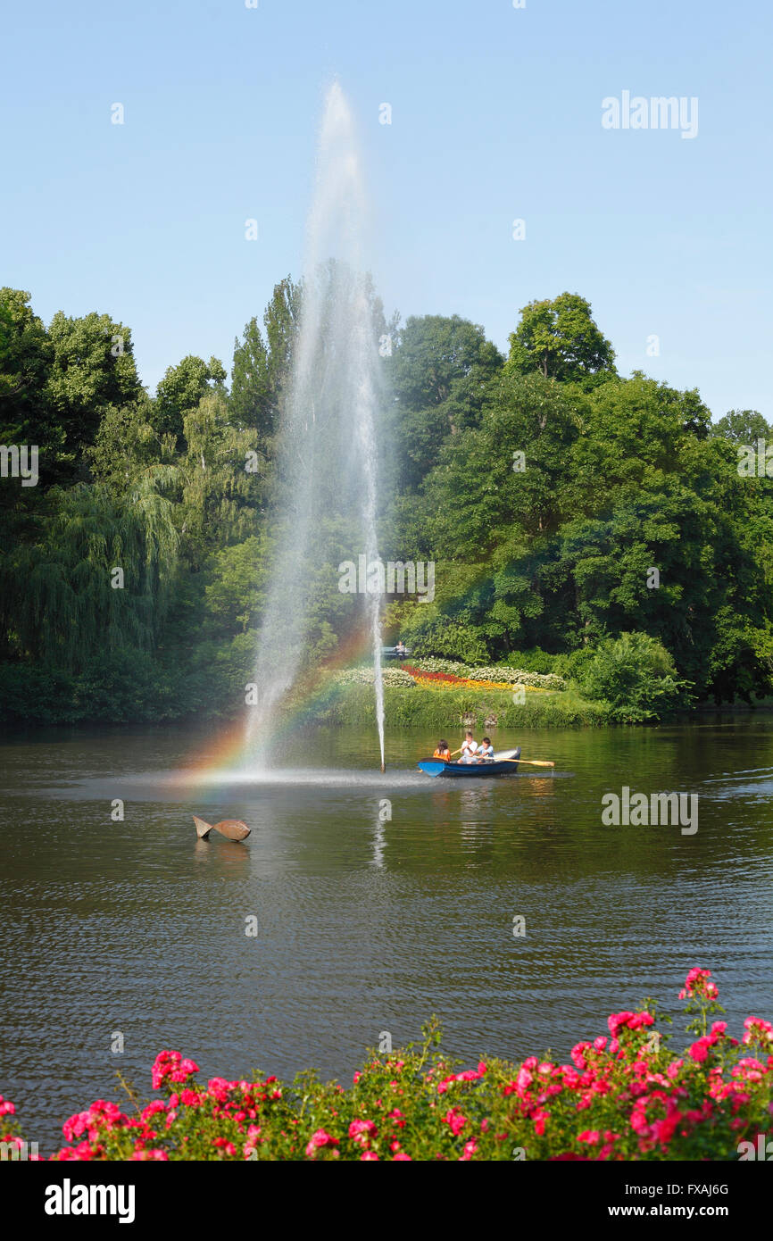 Fountains pond hi-res stock photography and images - Alamy