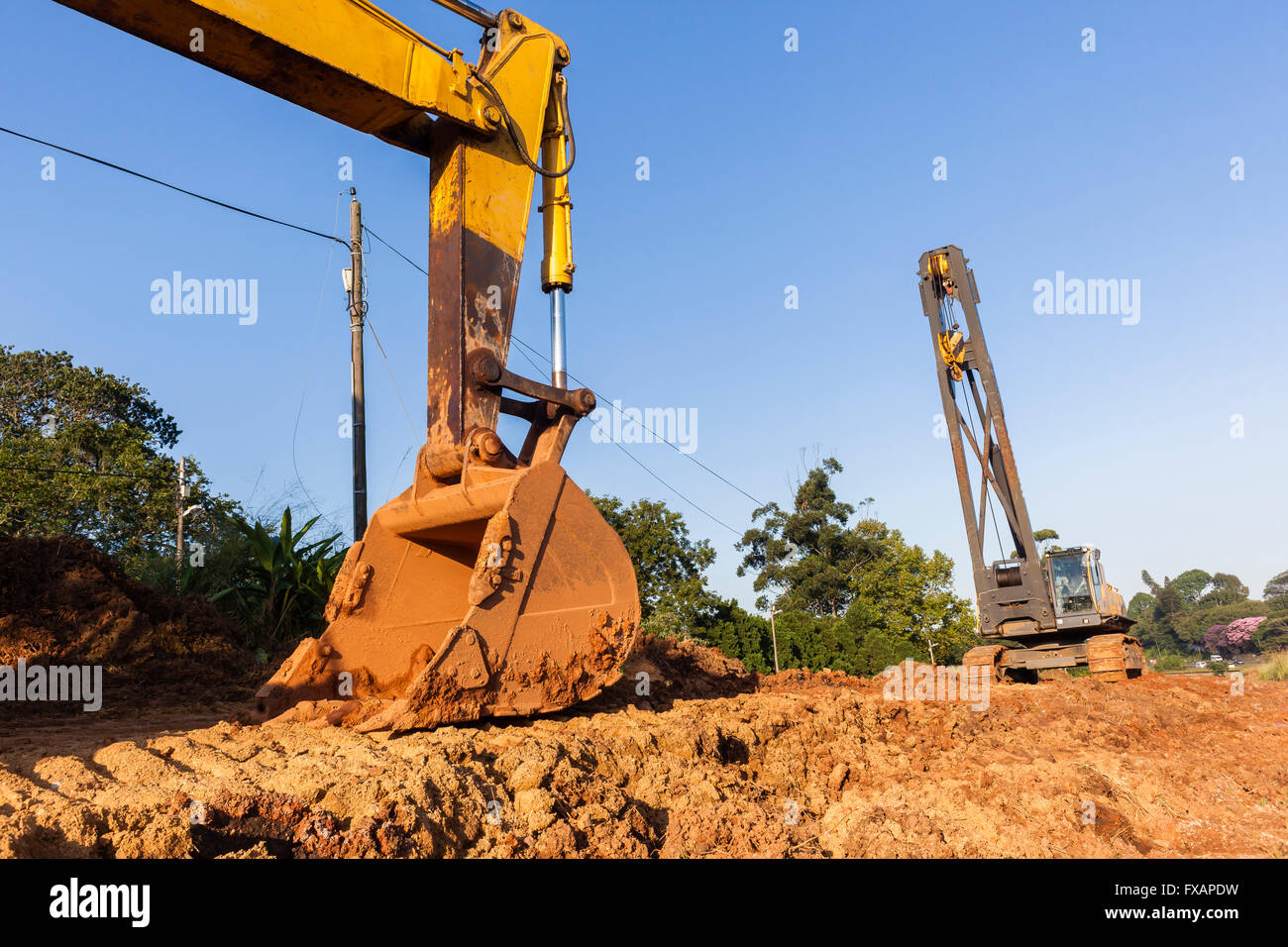 Earthworks construction heavy excavator machine bin and mobile rigging ...