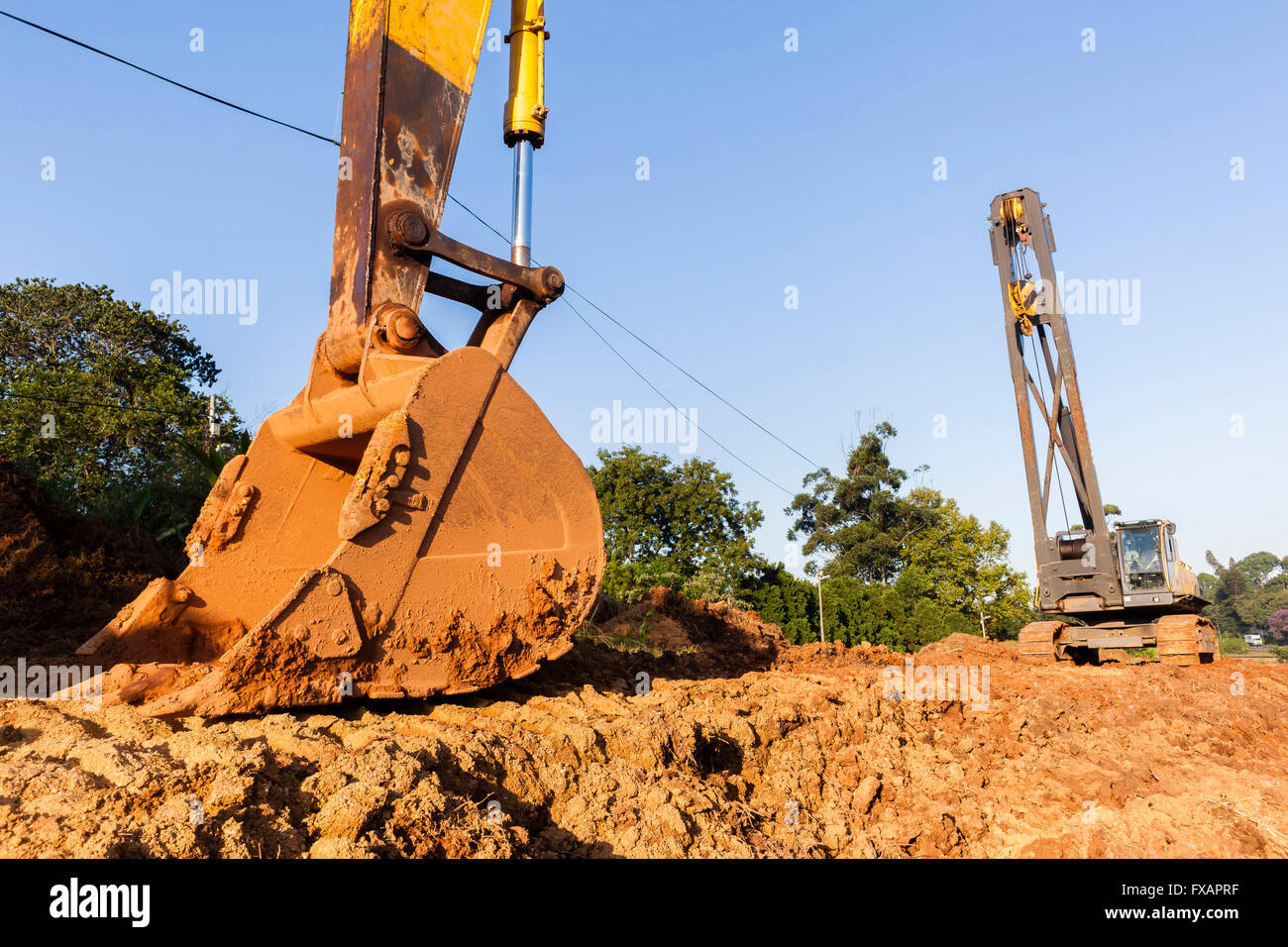 Earthworks construction heavy excavator machine bin and mobile rigging ...