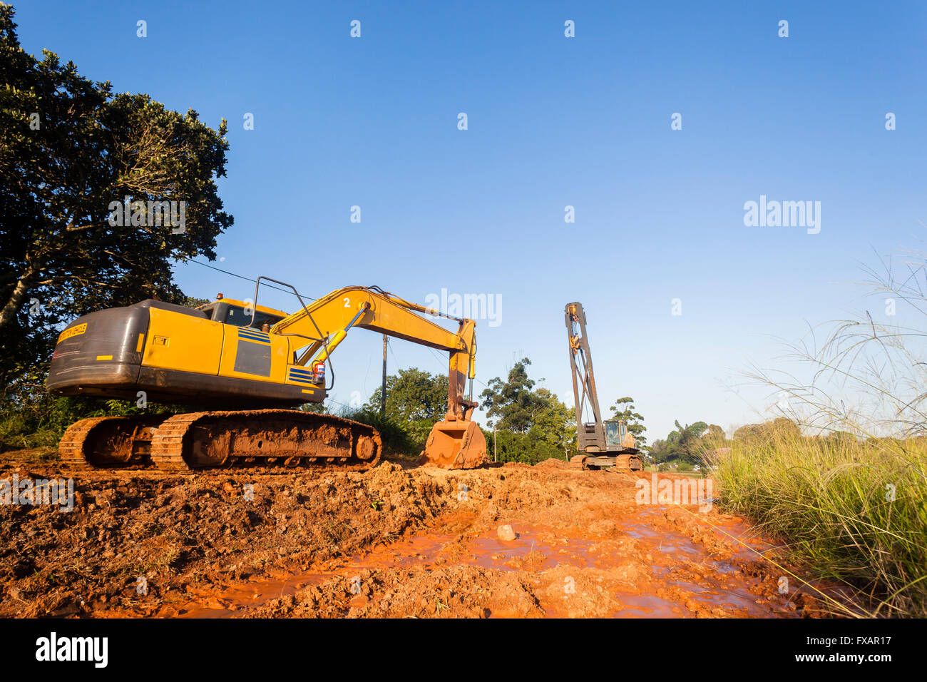 Earthworks construction heavy excavator machine bin and mobile rigging ...