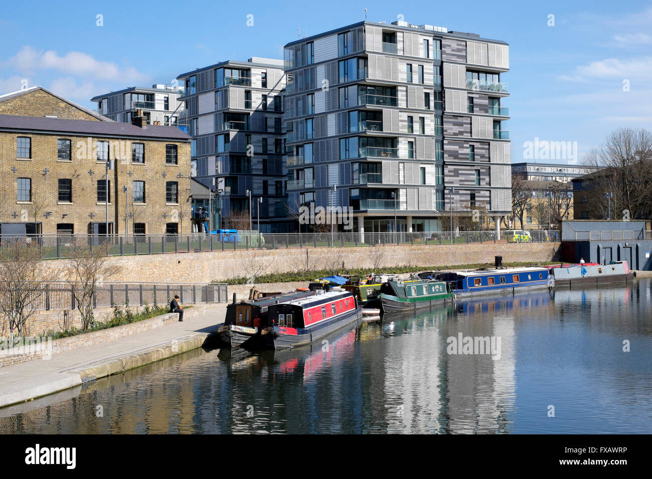 Narrow boats england hi-res stock photography and images - Alamy