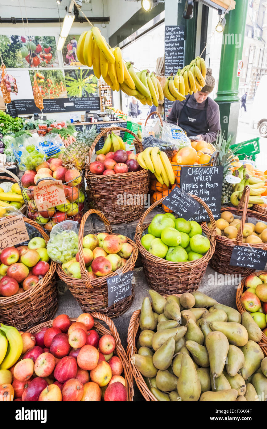 Fruit shop display of apples and pears hi-res stock photography and ...