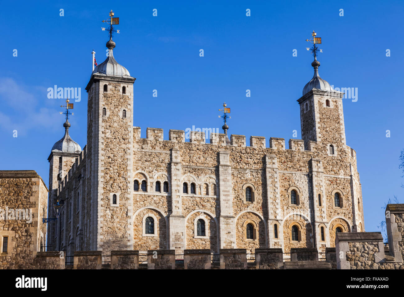 Tower of london exterior hi-res stock photography and images - Alamy