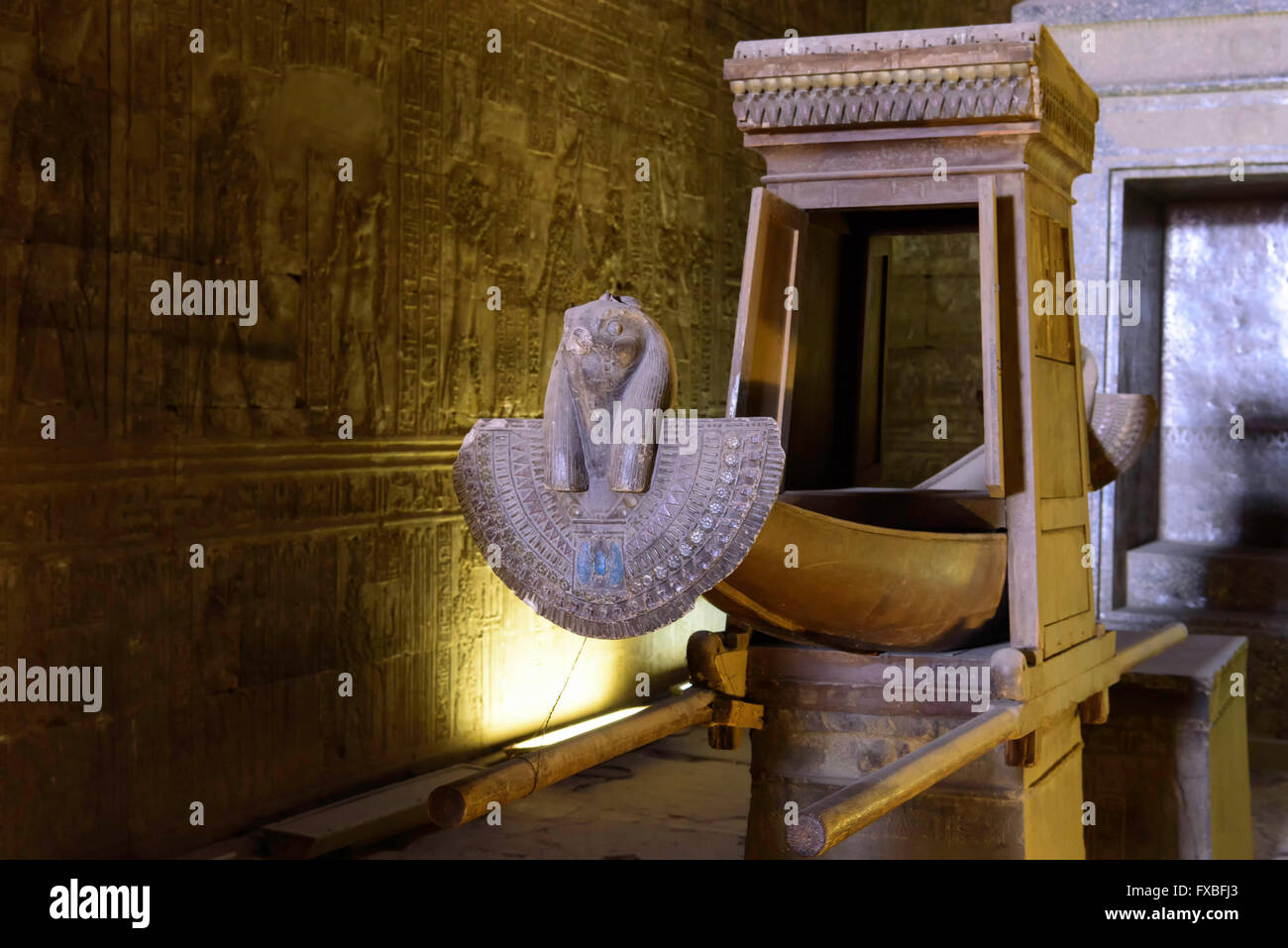 Boat temple hi-res stock photography and images - Alamy