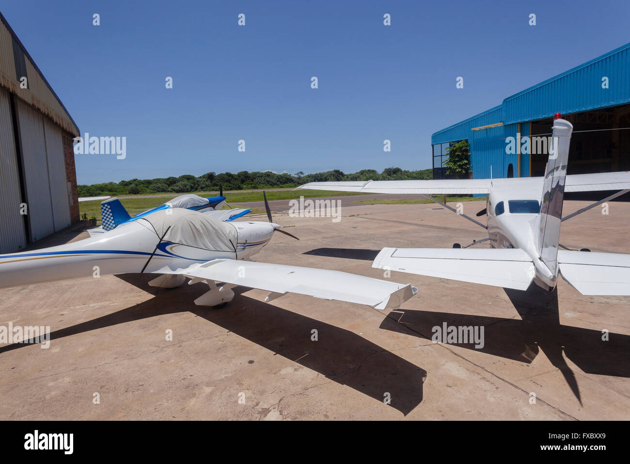 Single engine aircrafts hi-res stock photography and images - Alamy
