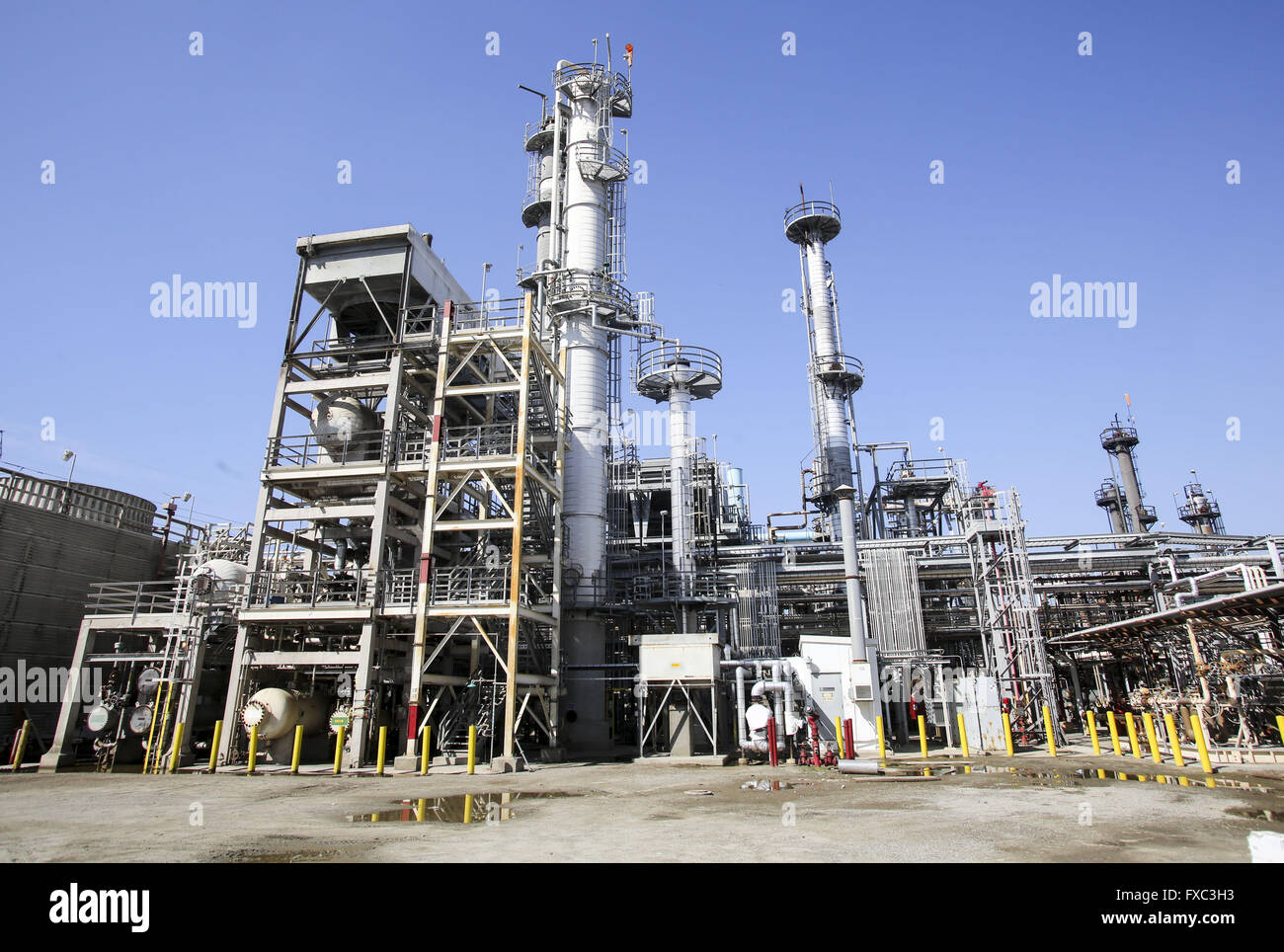 Paramount petroleum refinery hi-res stock photography and images - Alamy