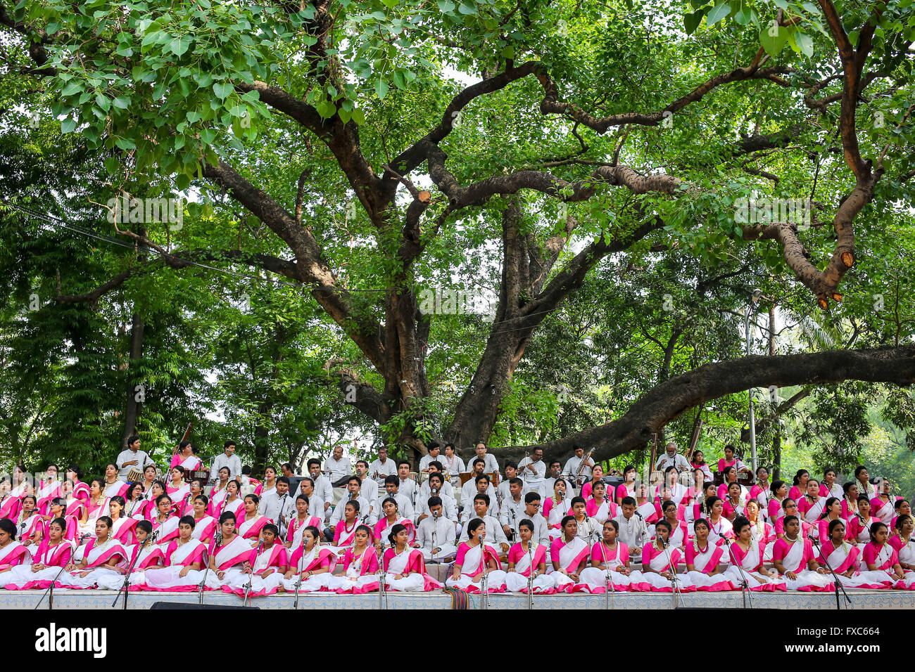 Dhaka, Bangladesh. 14th Apr, 2016. Artists of Chhayanat-a leading ...