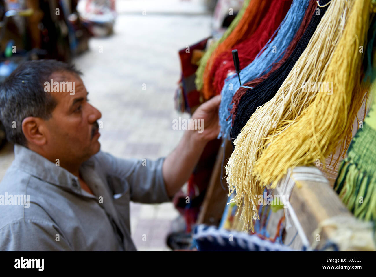 Hand making carpets hi-res stock photography and images - Alamy