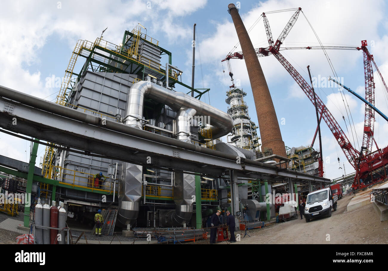 Crude oil distillation hi-res stock photography and images - Alamy