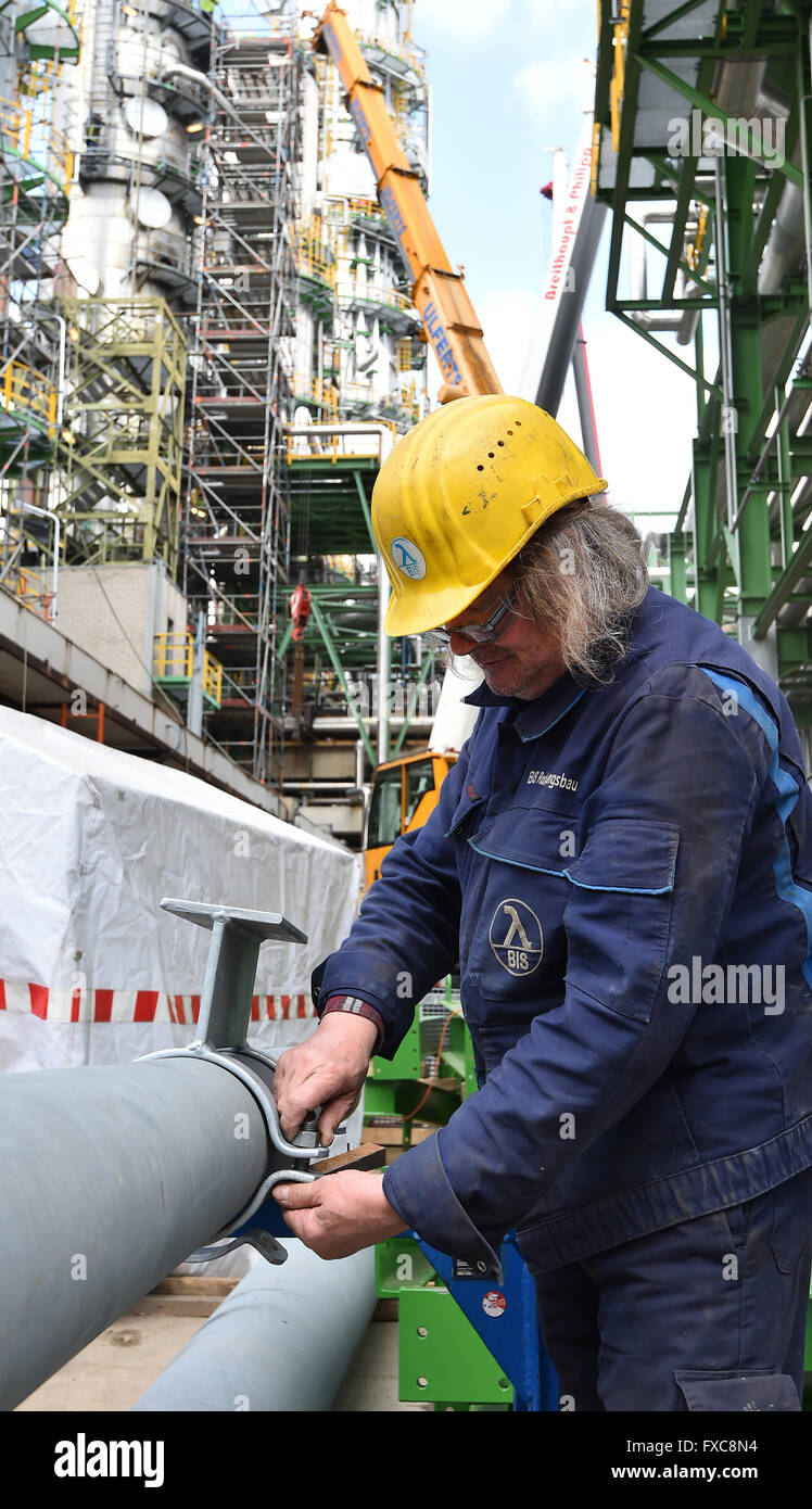Uwe Engelmann works on a gas line at the crude oil distillation ...
