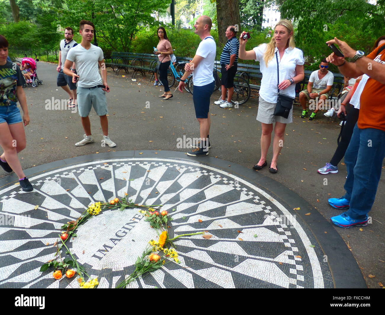 Death of john lennon 12 8 1980 hi-res stock photography and images - Alamy