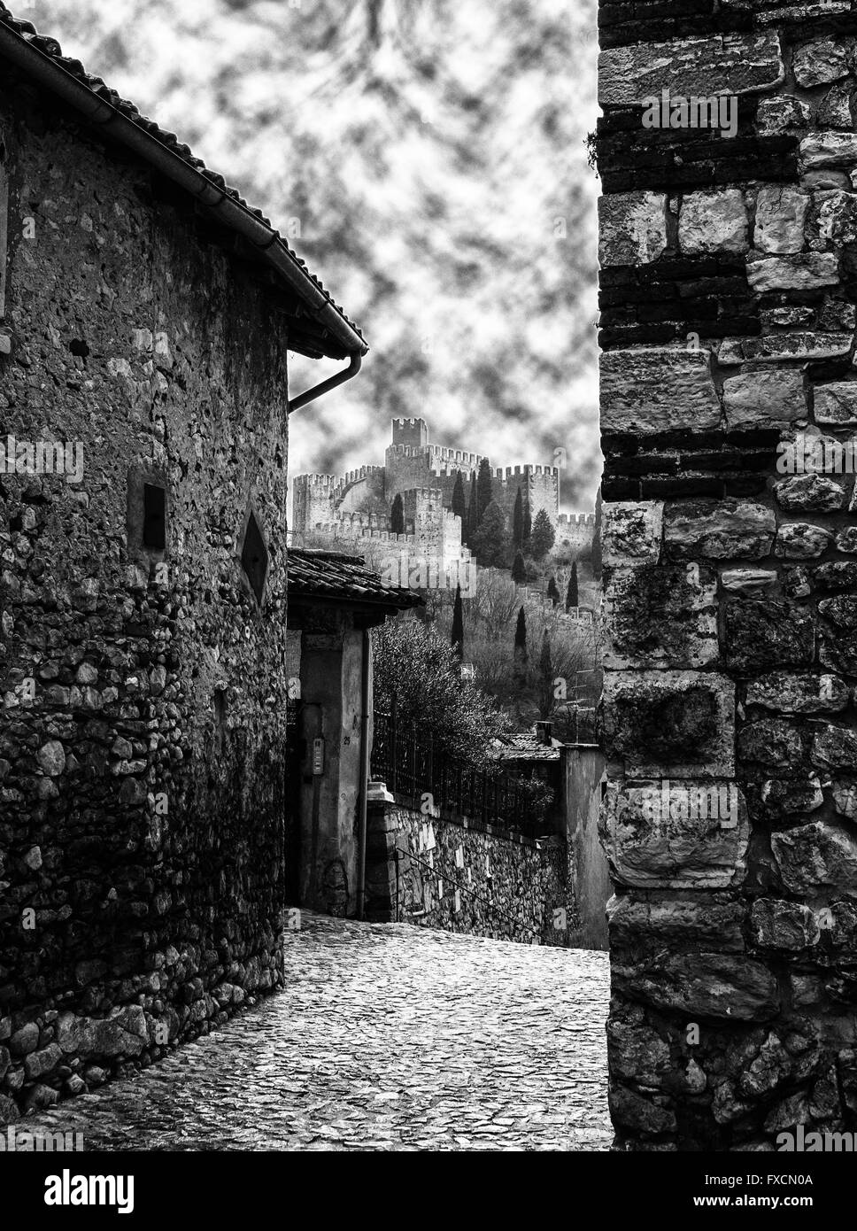 Courtyard medieval italian castle hi-res stock photography and images ...