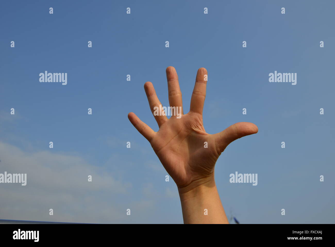 hand making the number five Stock Photo - Alamy