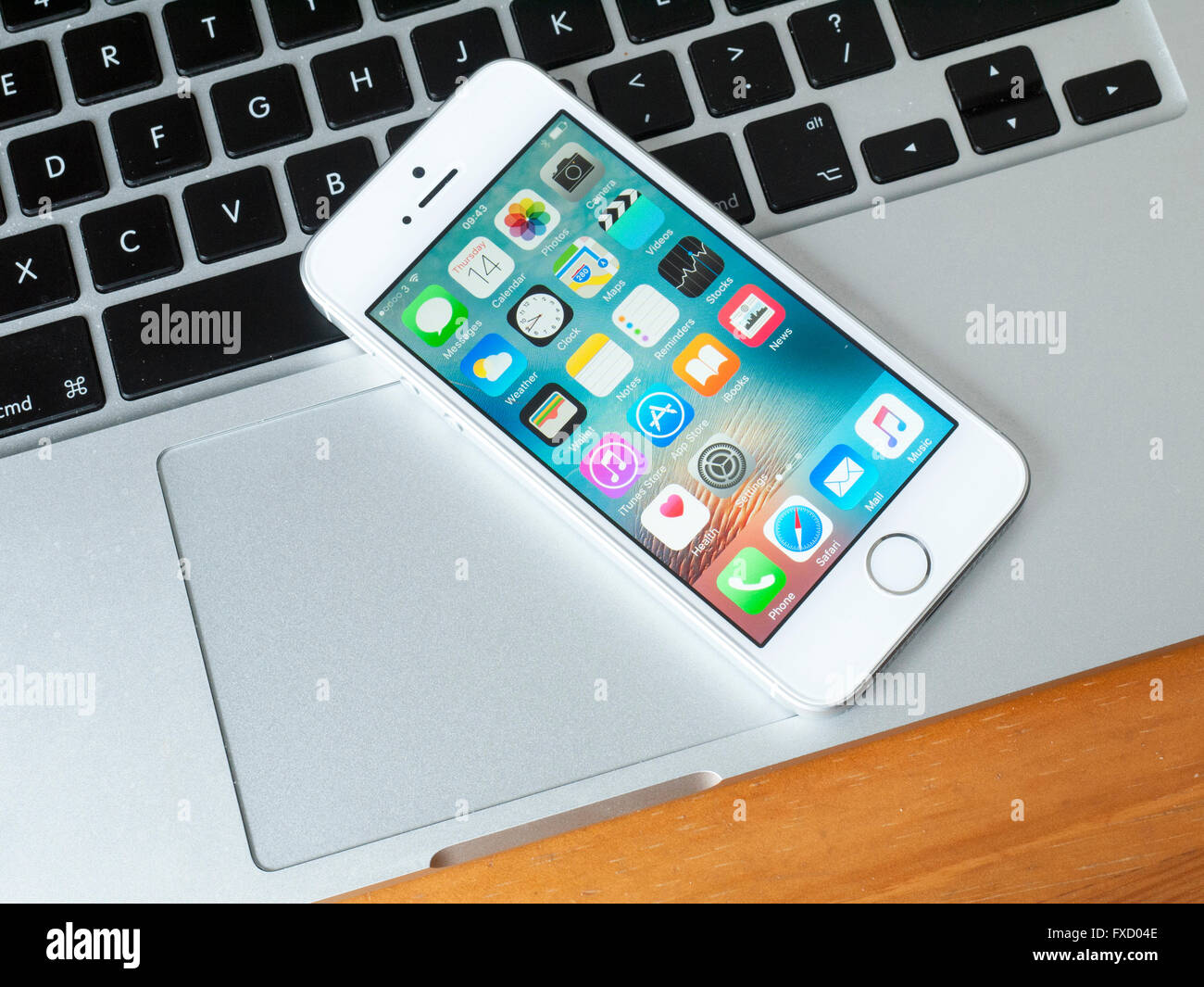 iphone SE on Apple Macbook Pro keyboard Stock Photo - Alamy