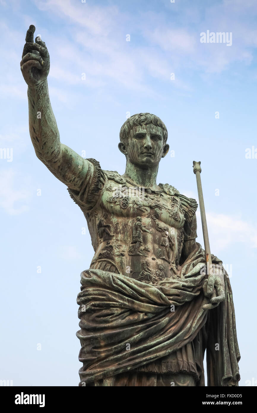Caesar statue rome hi-res stock photography and images - Alamy
