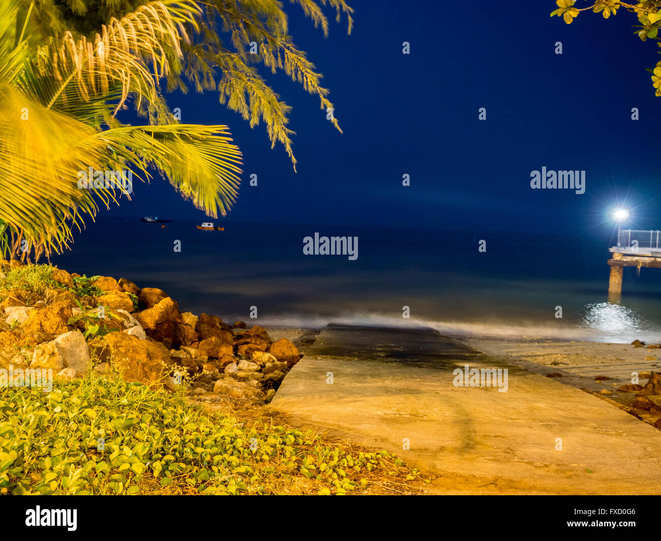 Path to the ocean Stock Photo - Alamy