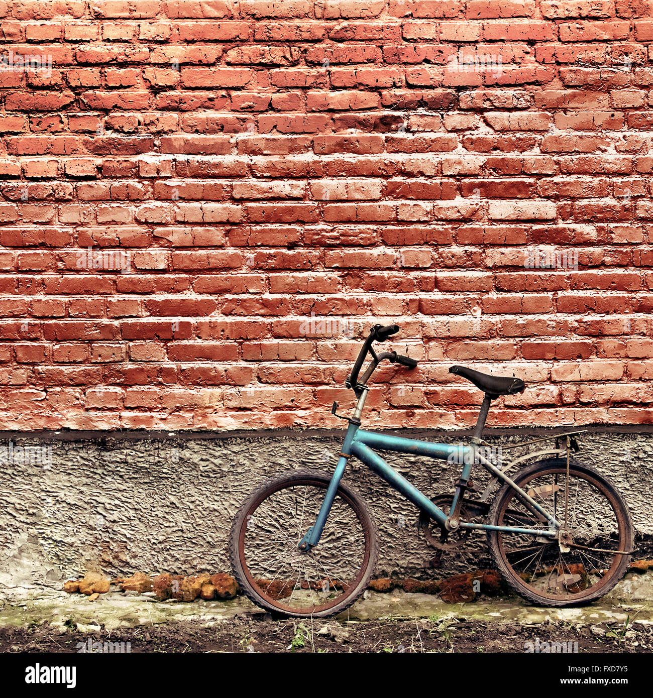 Old rusty vintage bicycle leaning against a brick wall Stock Photo - Alamy