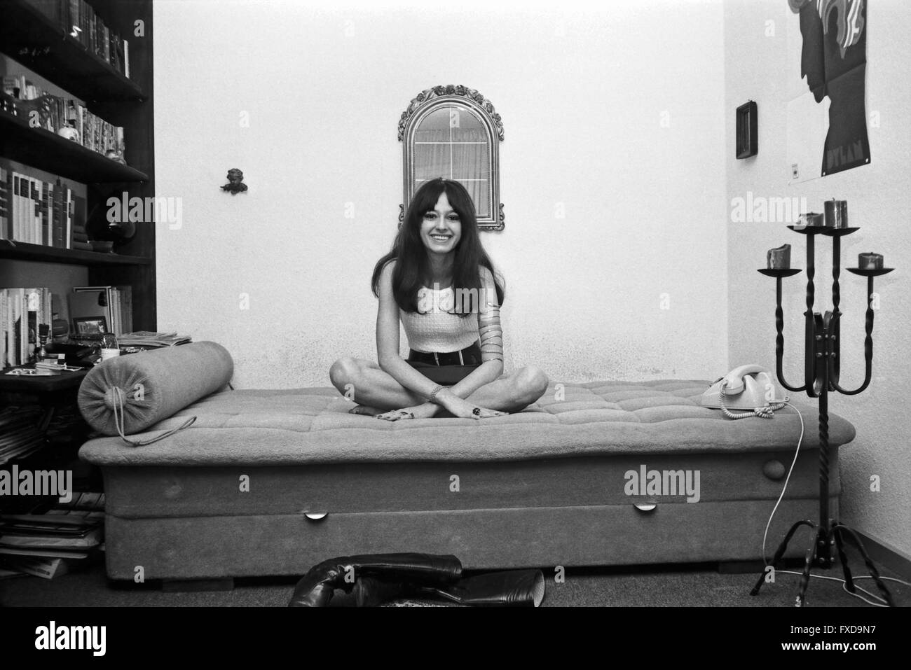 Fotomodel Uta Reichenvater bei einem Fotoshooting, Deutschland 1960er ...