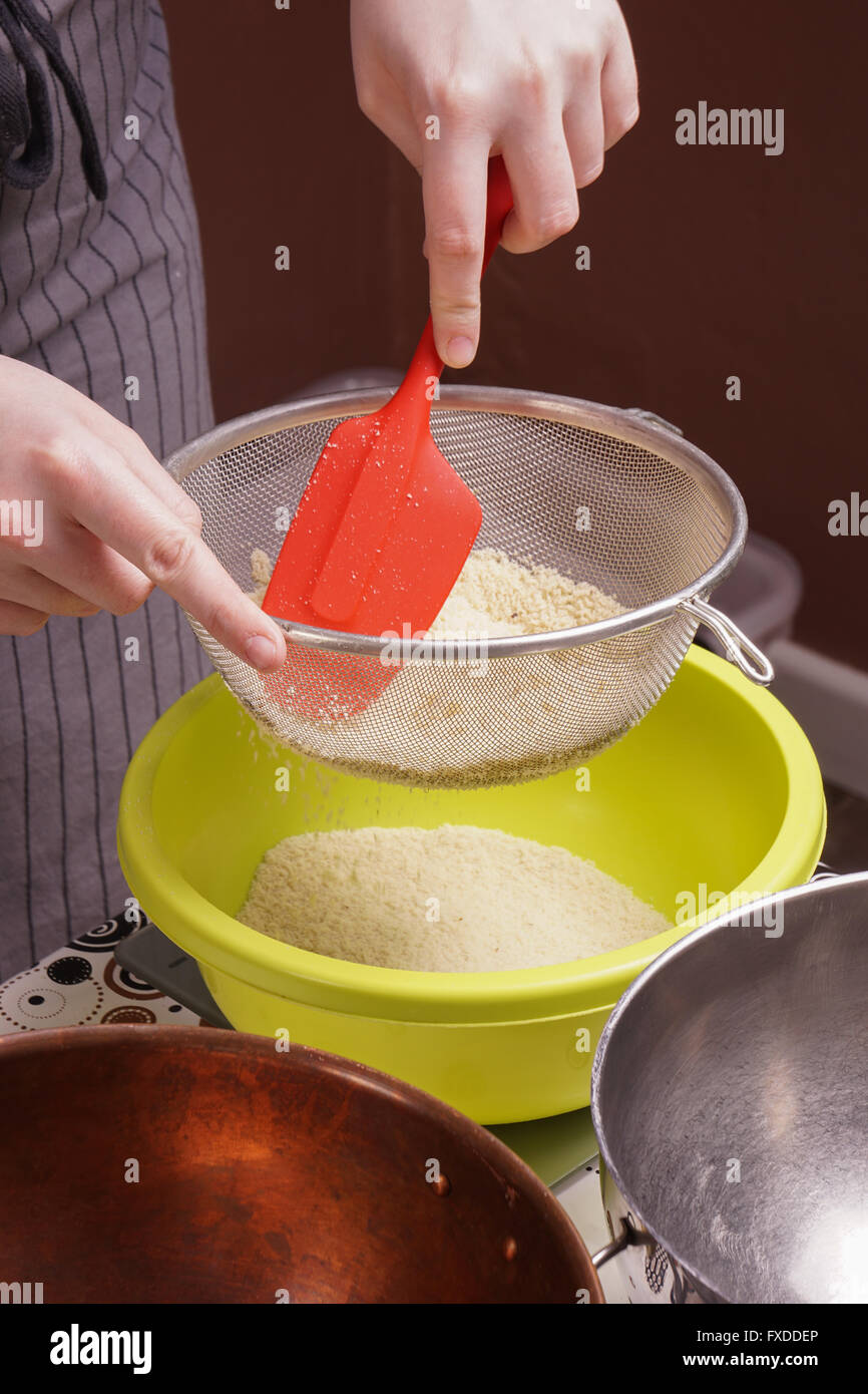 Sieving the flour hi-res stock photography and images - Alamy