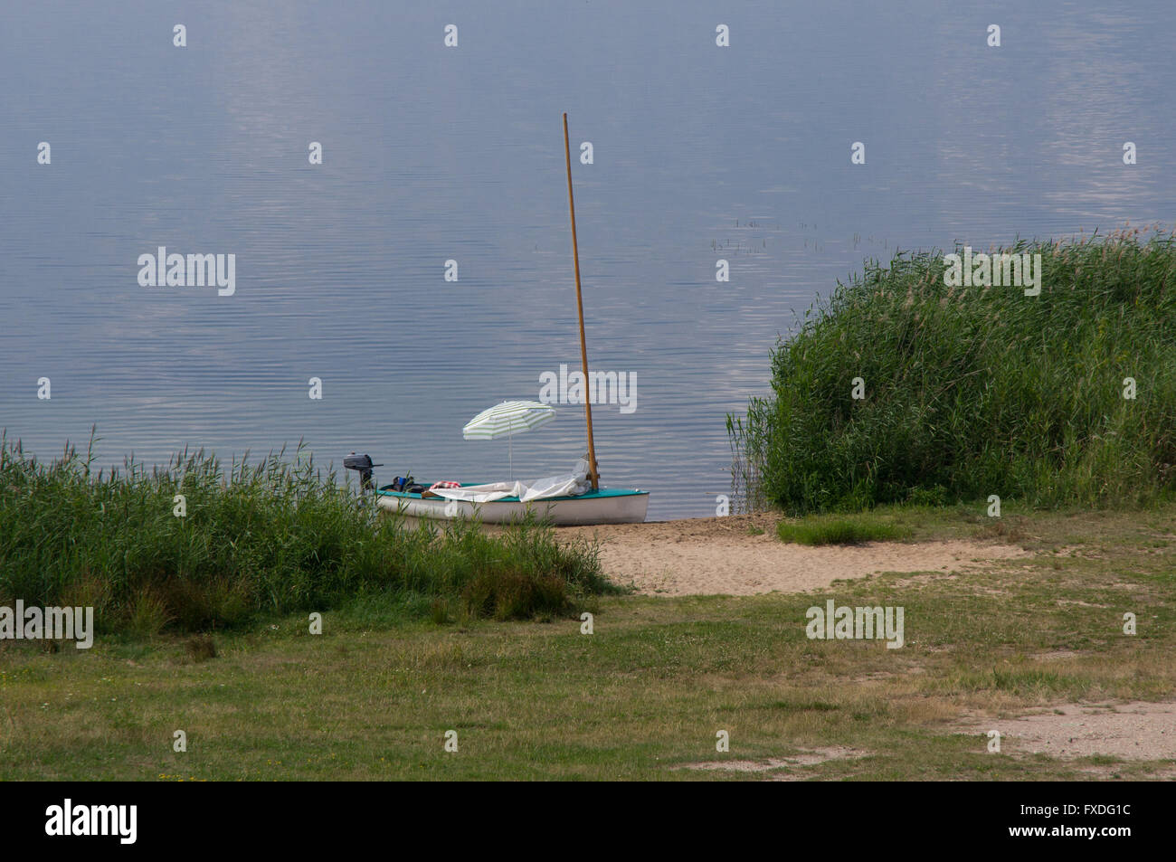 sailboat stranded on the beach Stock Photo - Alamy