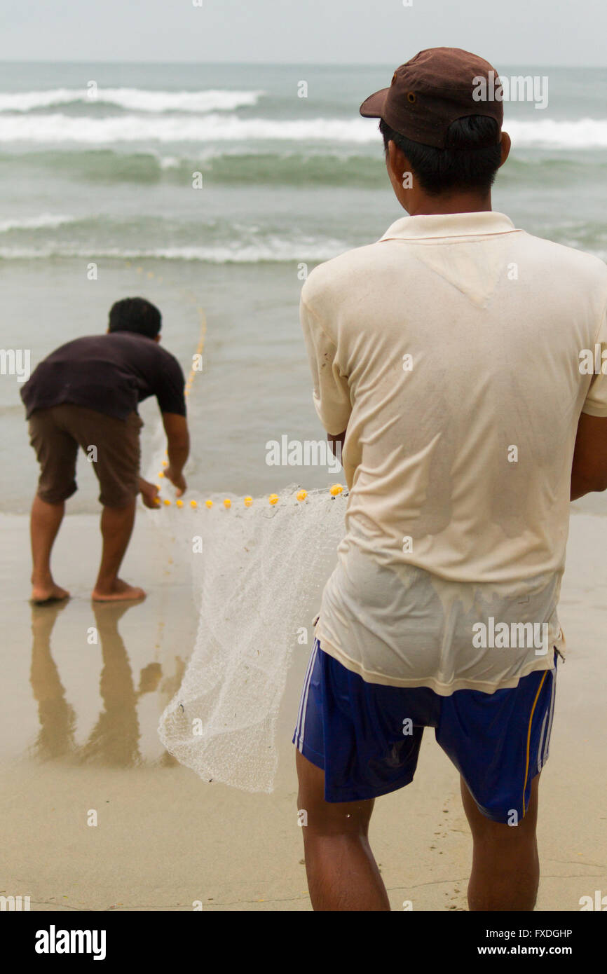 Vietnamese fishermen casting their nets on Danang beach, Vietnam Stock ...