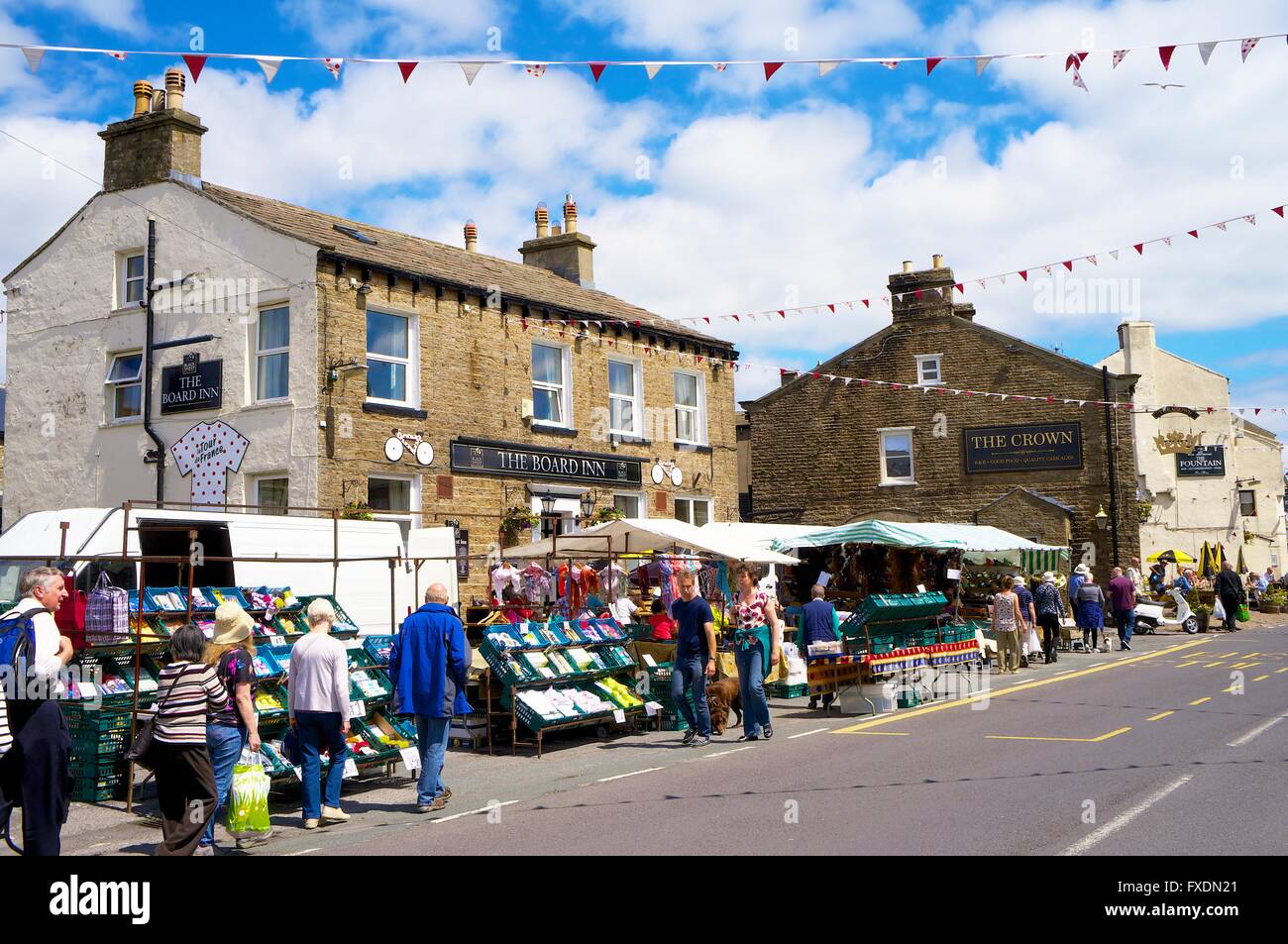 Tourists shopping at Hawes Market. Hawes, Wensleydale, Yorkshire Dales ...