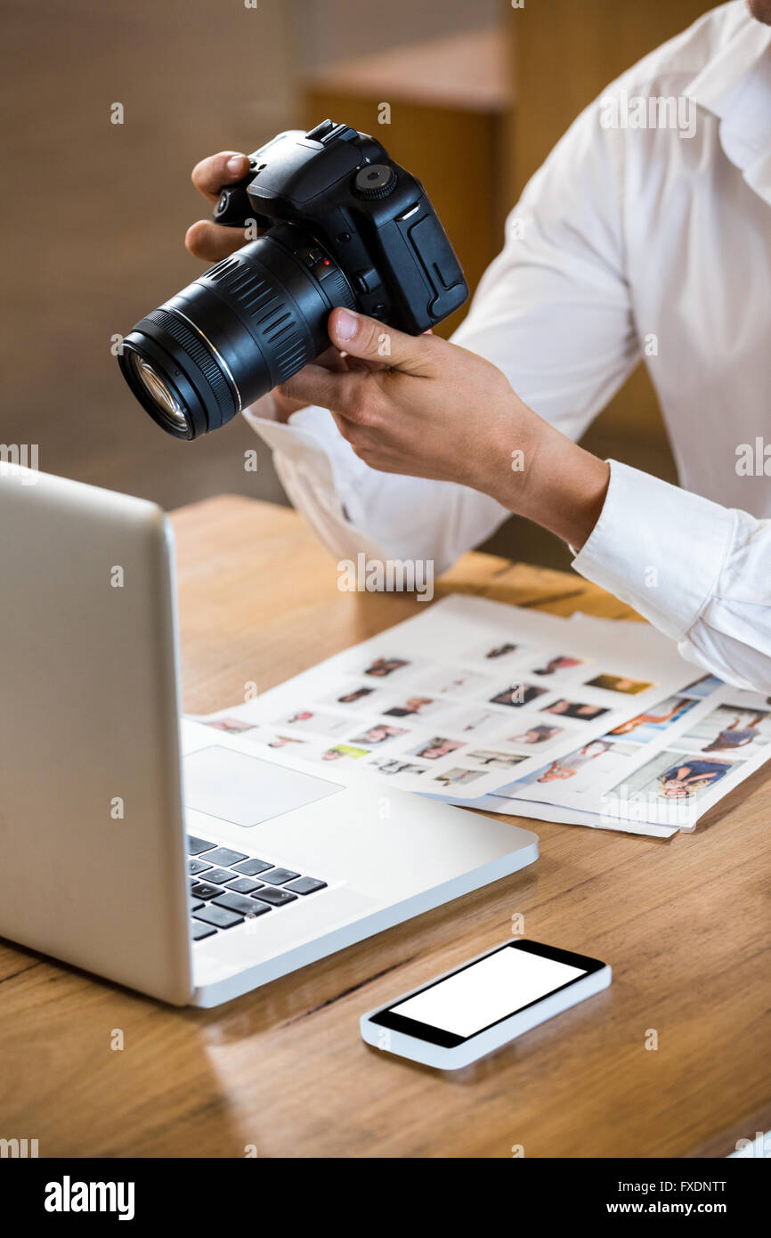 Man checking photo in camera Stock Photo - Alamy