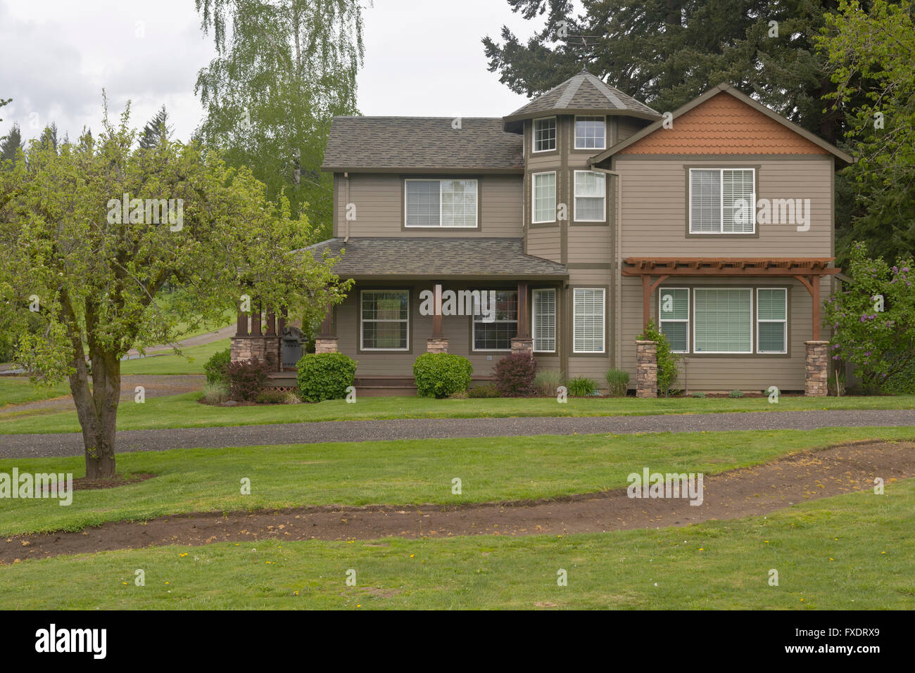 Family home surrounded by trees in the countryside Oregon Stock Photo ...