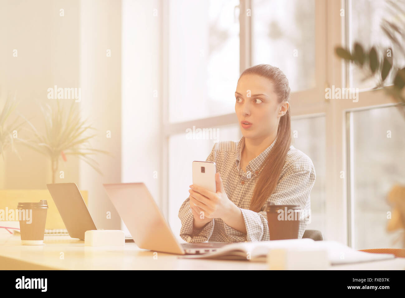 Surprised woman computer hi-res stock photography and images - Alamy