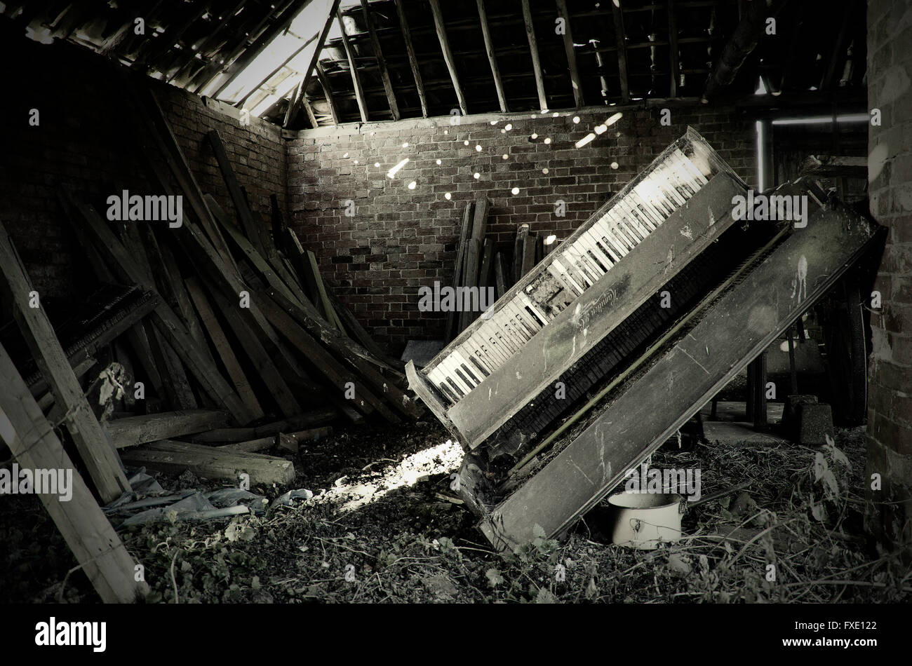 Old abandoned broken piano hi-res stock photography and images - Alamy