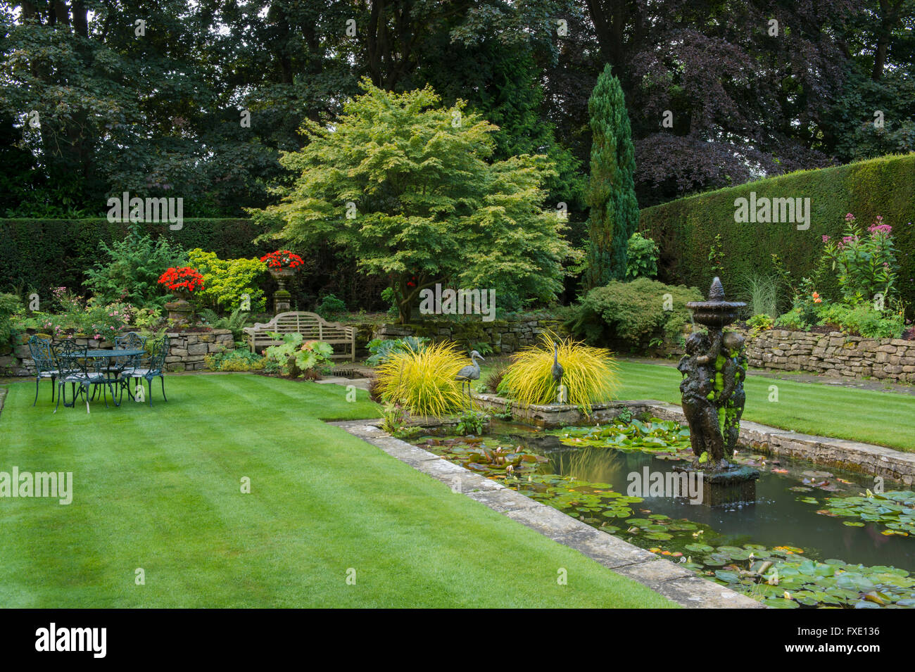 Ornamental pond in english country hi-res stock photography and images ...