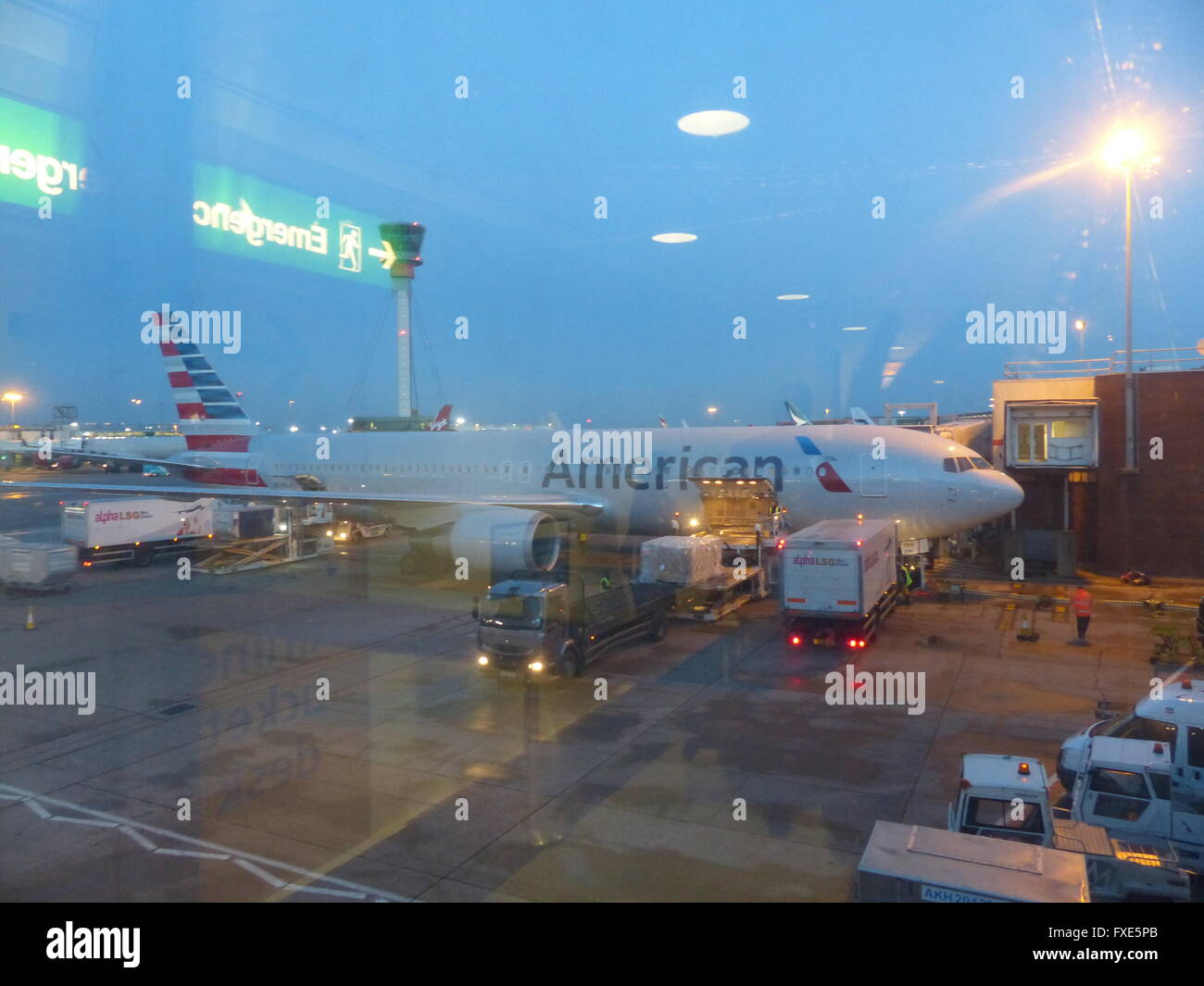 Serviced plane hi-res stock photography and images - Alamy