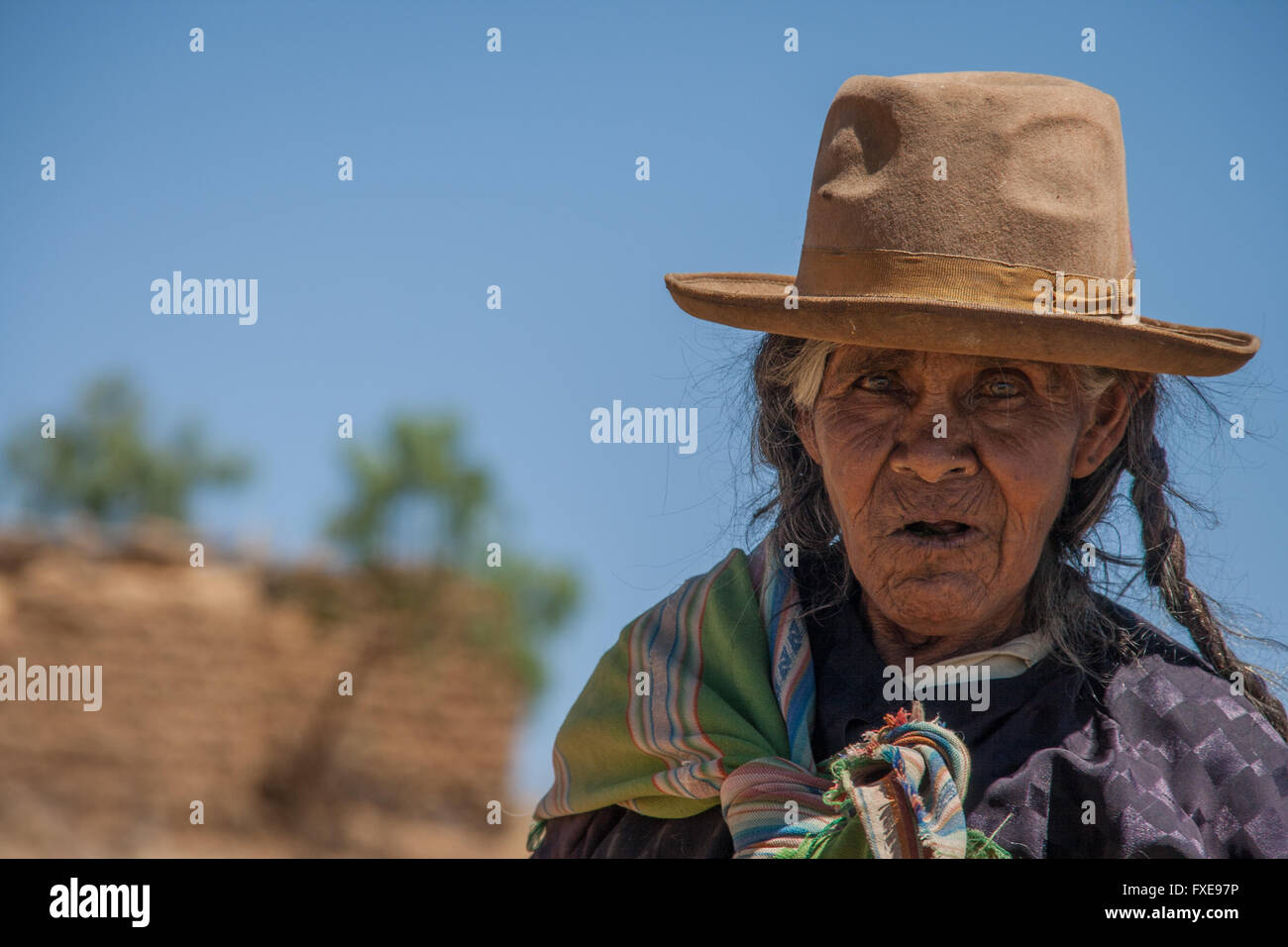 Old man bolivia hi-res stock photography and images - Alamy