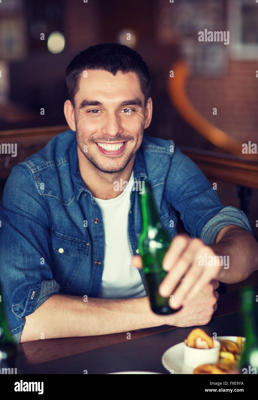 Young people drinking beer toast hi-res stock photography and images ...