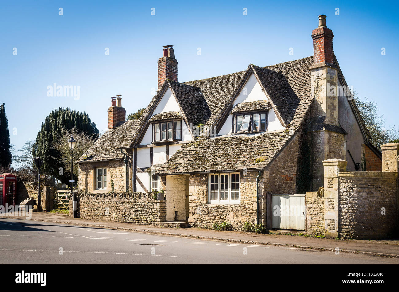 Old stone cottage hi-res stock photography and images - Alamy
