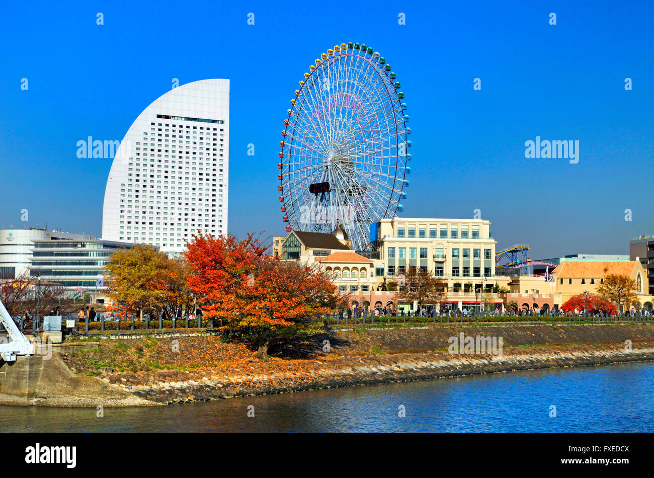 Giant Ferris Wheel Cosmo Clock 21 and Minato Mirai 21 buildings ...