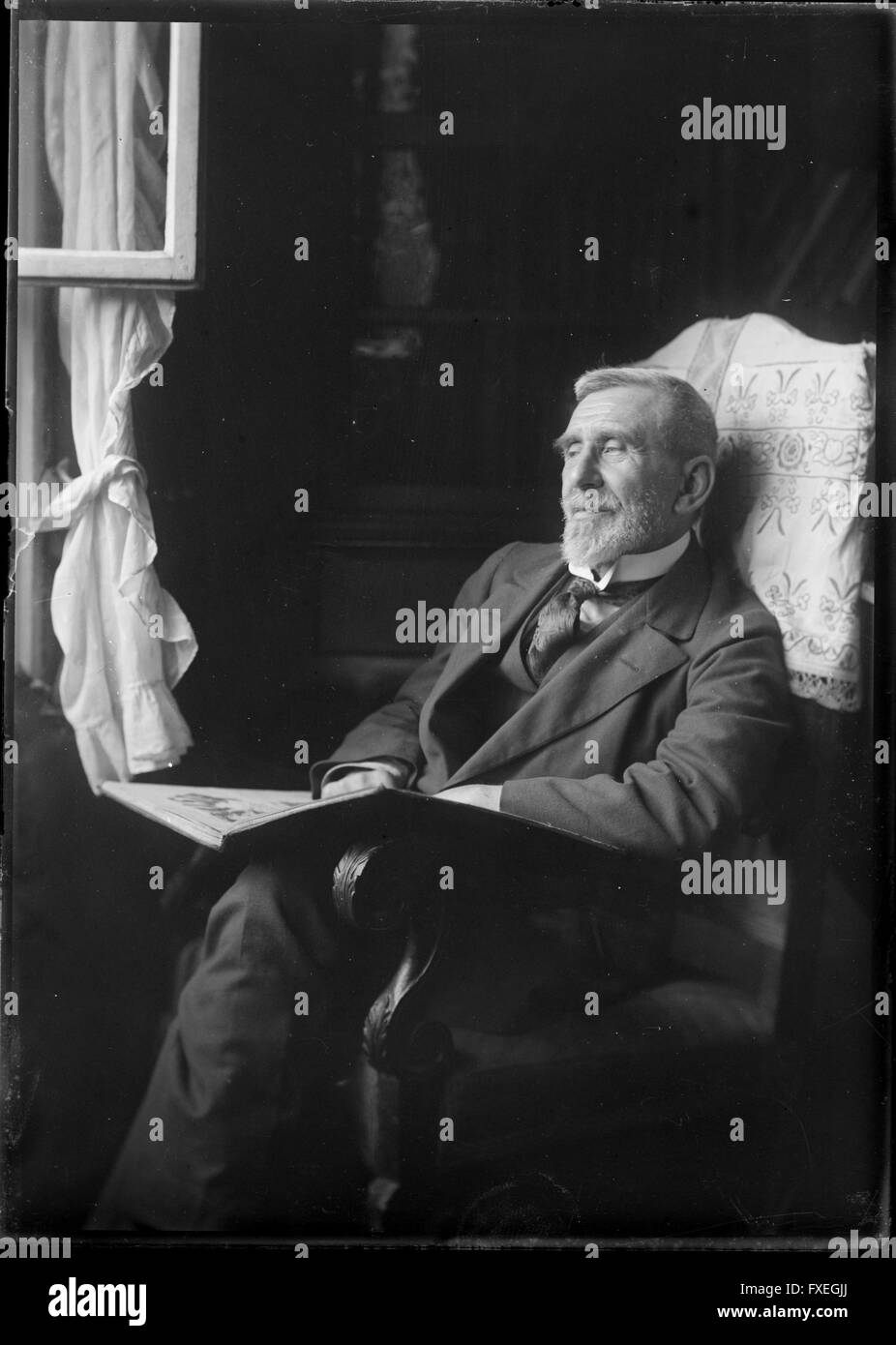 Get your man 1927 Black and White Stock Photos & Images - Alamy