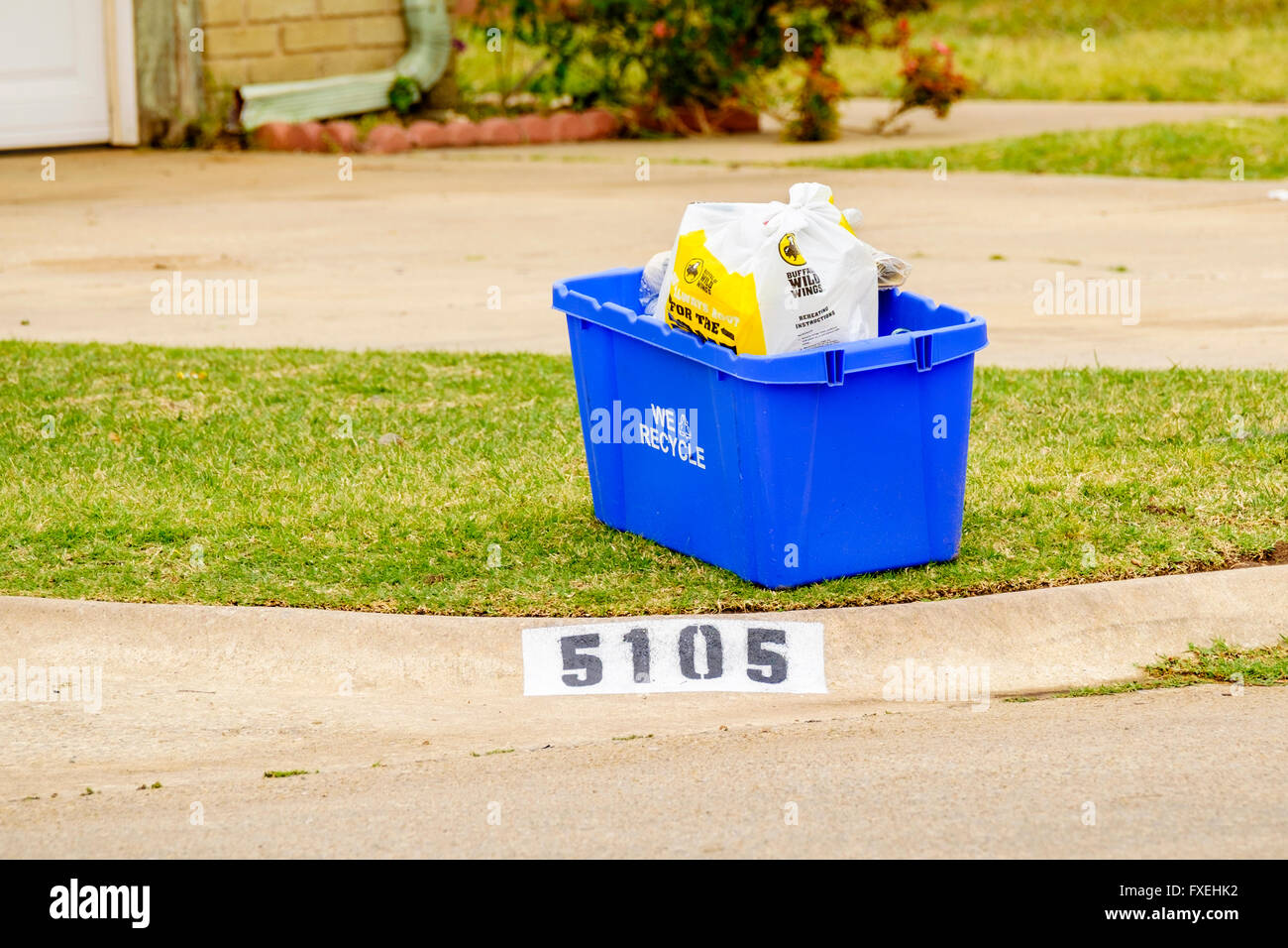 Curbside recycling bin us hi-res stock photography and images - Alamy
