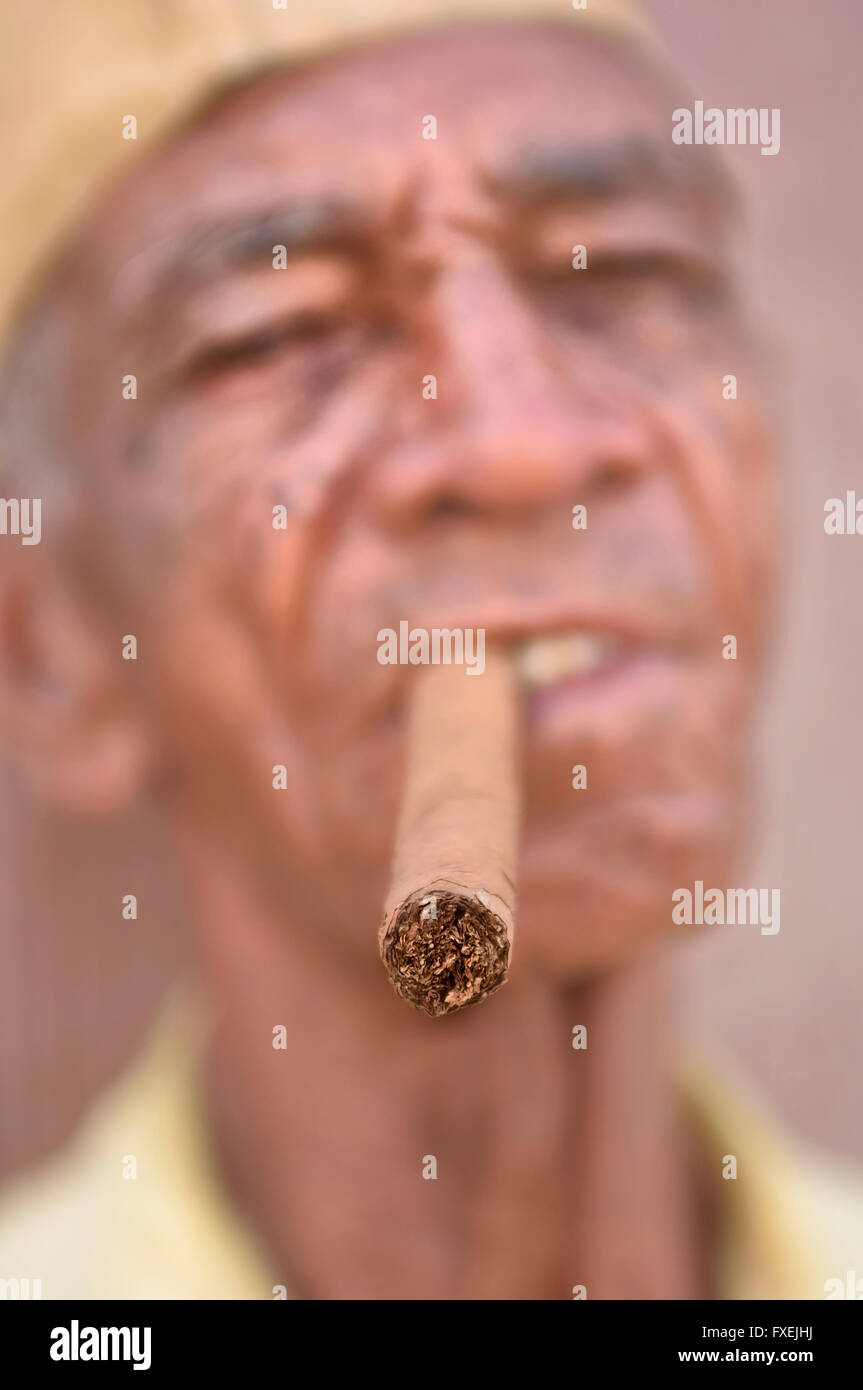 Man smoking large cigar hi-res stock photography and images - Alamy