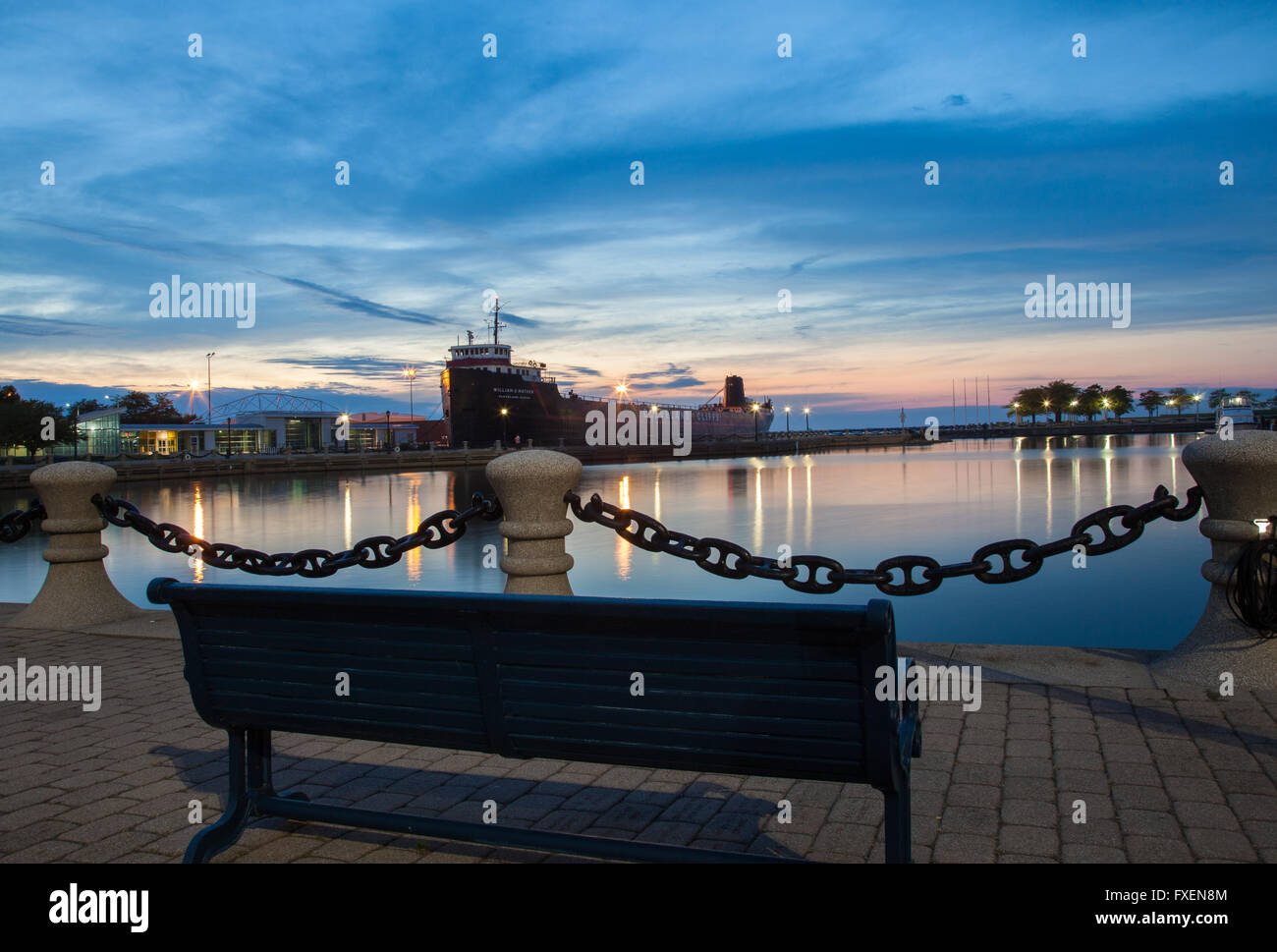 Cleveland, Ohio sunset on Lake Erie at Pier Park Stock Photo - Alamy