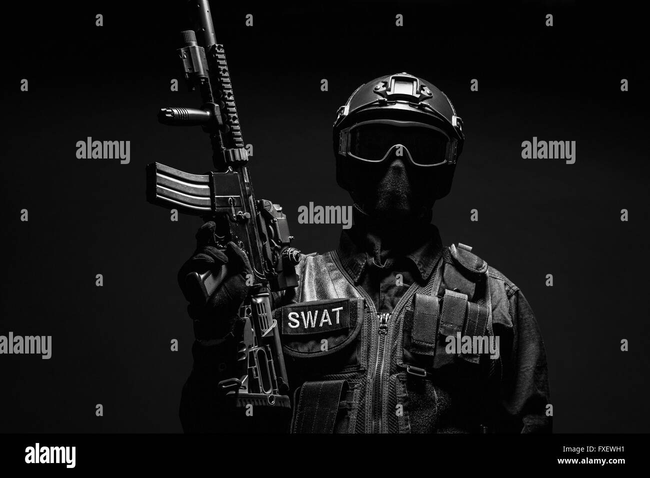 Spec ops police officer SWAT Stock Photo - Alamy